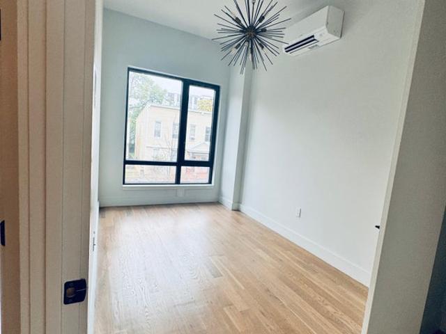 Brooklyn! Sunny BR in 3 BR Apt. Near Park/Trains