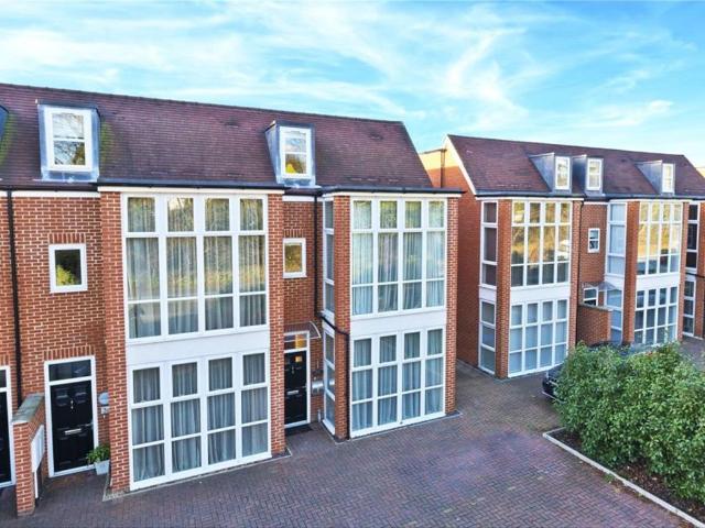 Brooklands Road, Surrey KT13, 4 bed property to rent, £3,495 pcm | PrimeLocation