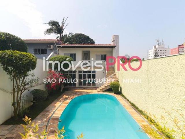 Brooklin, Casa com 325m² com 3 quartos, possibilidade de 2 suítes, 3 vagas, piscina, quintal