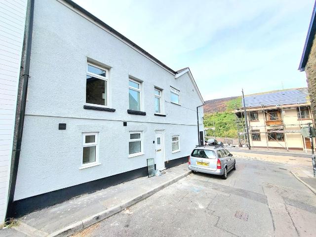 Brooks Corner, High Street, Ferndale CF43, 2 bed flat to rent, £695 pcm | PrimeLocation