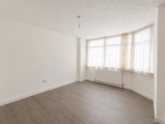 Brookscroft Road, London E17 2 bed flat to rent £2,100 pcm £485 pw