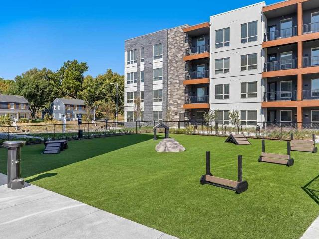 Brookside Commons 2 Bedroom Apartment for Rent at 6551 Rockhill Rd, Kansas City, MO 64131 Holmes Park
