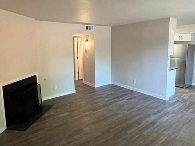 Brookside Garden 2 Bedroom Apartment for Rent at 1027 E 41st St, Tulsa, OK 74105