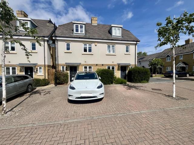 Brookwood Farm Drive, Woking, GU21 4 bed terraced house to rent £2,850 pcm £658 pw