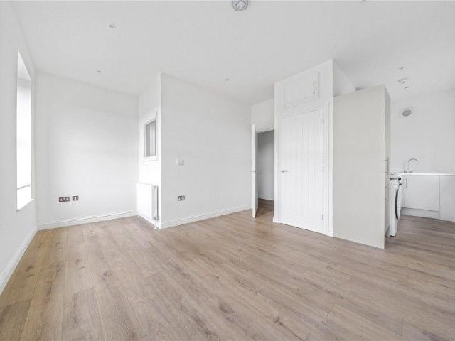 Brookwood, Woking, Surrey GU24, 1 bed flat to rent, £1,450 pcm | PrimeLocation