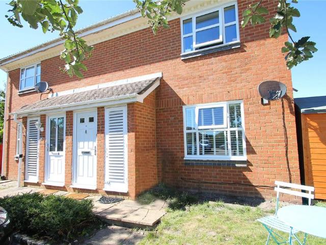 Broom Field, Lightwater, Surrey, GU18 1 bed maisonette to rent £1,050 pcm £242 pw