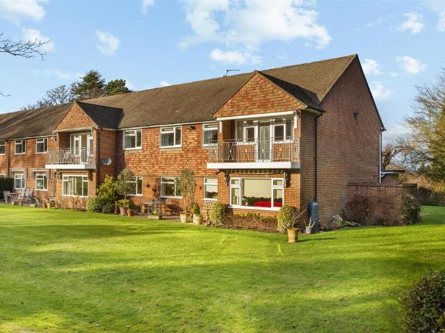 Broom Hall, Oxshott 3 bed maisonette to rent £2,000 pcm £462 pw
