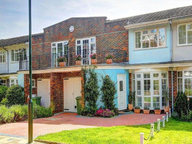 Broom Lock, Teddington TW11 4 bed terraced house to rent £4,500 pcm £1,038 pw