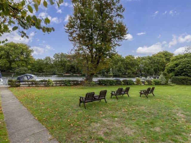 Broom Park, TW11, London