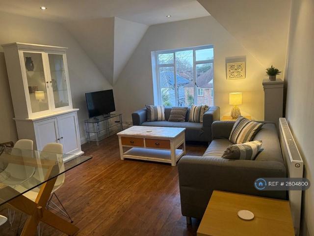 Broom Road, Teddington, TW11 3 bed flat to rent £2,800 pcm £646 pw