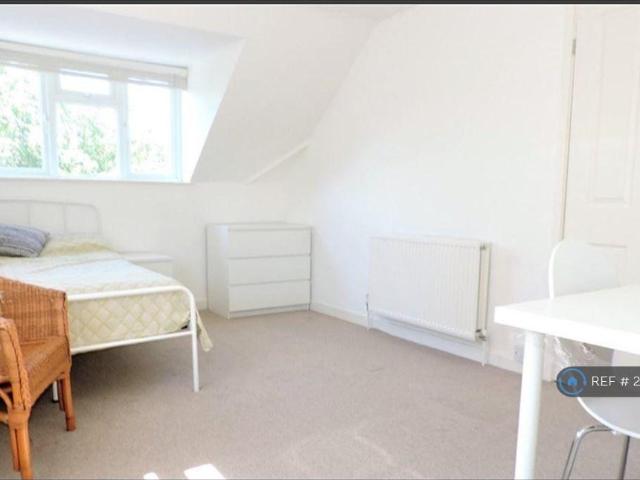 Broomfield, Guildford, GU2 4 bed semi detached house to rent £2,600 pcm £600 pw