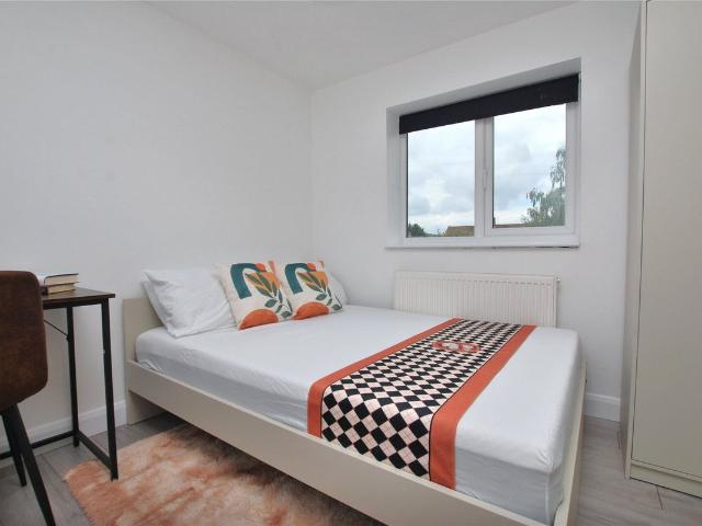 Broomfield, Guildford, Surrey GU2, 1 bed property to rent, £850 pcm | PrimeLocation