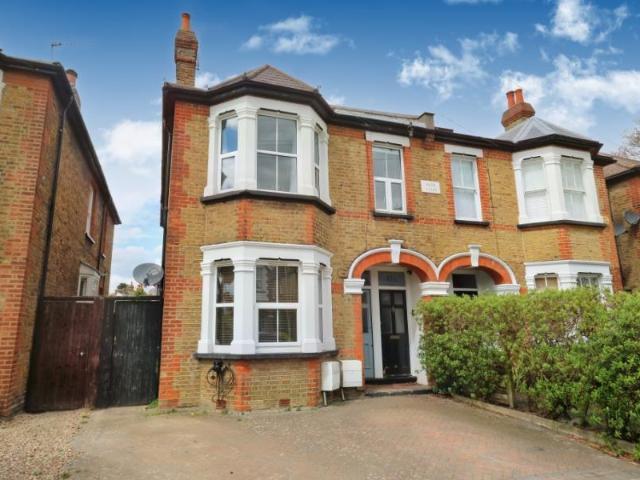 Broomfield Road, Surbiton KT5 3 bed apartment to rent £2,400 pcm £554 pw