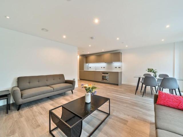 Broomfield Street, London E14 3 bed flat to rent £2,649 pcm £611 pw