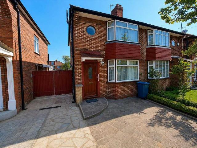 Broomgrove Gardens, Edgware, HA8 3 bed semi detached house to rent £2,300 pcm £531 pw