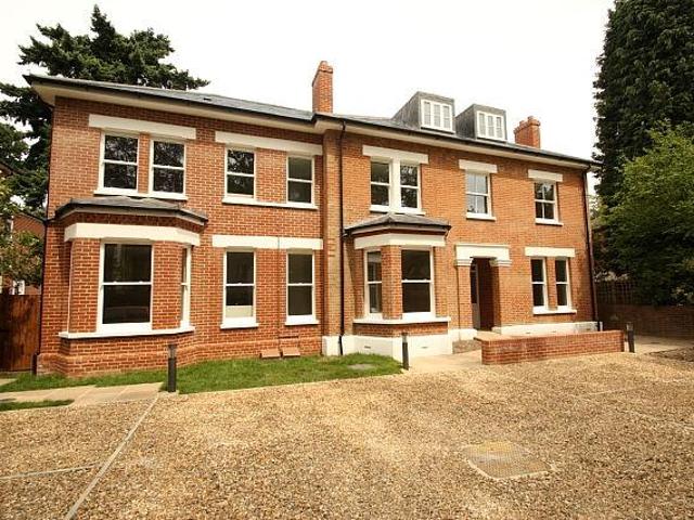 Broomhall Road, Woking GU21 1 bed flat to rent £1,290 pcm £298 pw