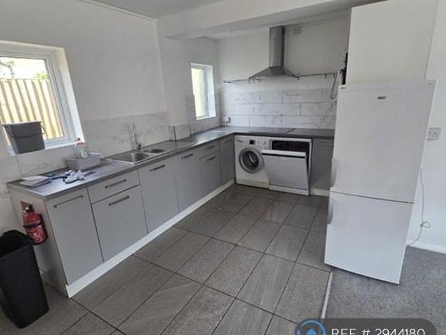 Broomhall Road, Chelmsford, CM1 3 bed semi detached house to rent £2,600 pcm £600 pw