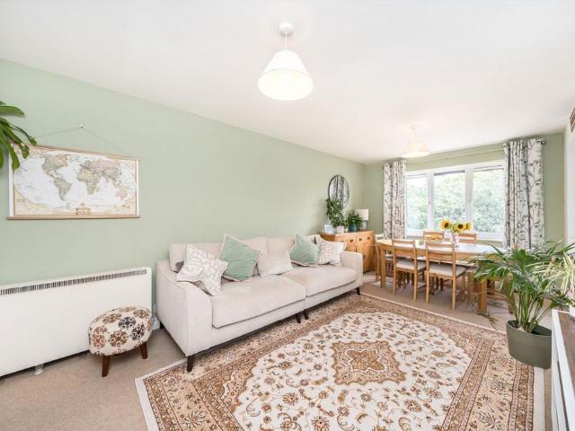 Broomhill Road, London SW18 1 bed flat to rent £2,100 pcm £485 pw