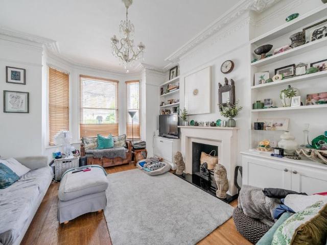 Broomwood Road, Battersea, London, SW11 2 bed flat to rent £2,800 pcm £646 pw