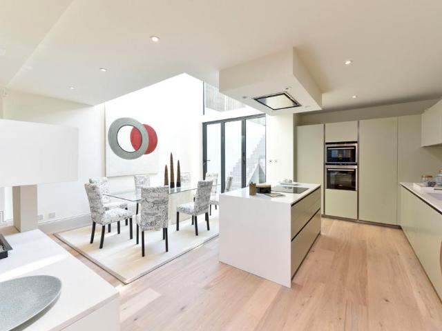 Broomwood Road, London, SW11 5 bed end of terrace house to rent £9,000 pcm £2,077 pw