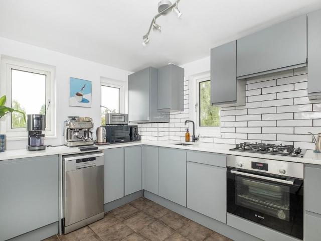Brathway Road London SW18 1 bed flat to rent £2,400 pcm £554 pw