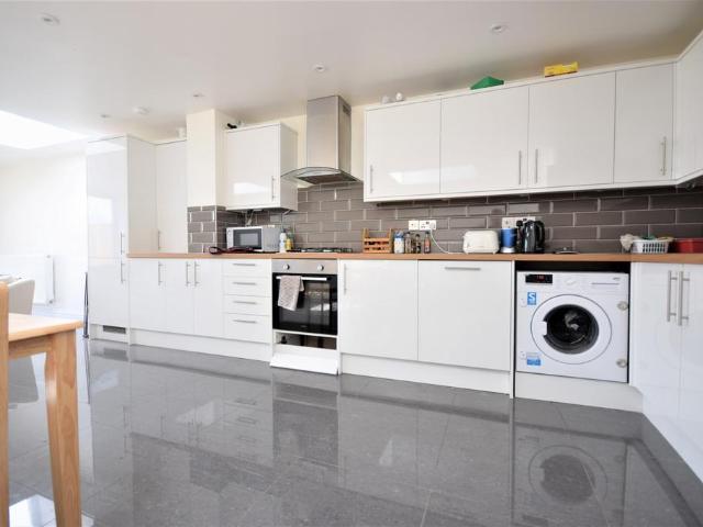 Brayards Road, Peckham, SE15 5 bed house to rent £4,750 pcm £1,096 pw