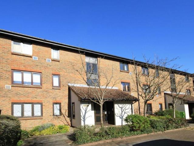 Braybourne Drive, Isleworth TW7 2 bed flat to rent £1,650 pcm £381 pw