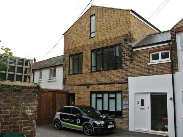 Braybon Yard, Lauriston Road. 4 bed maisonette to rent £2,500 pcm £577 pw