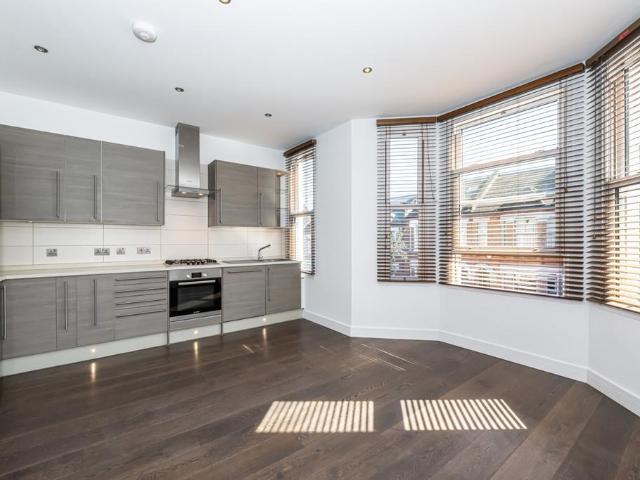 Brayburne Avenue, Clapham, London. 4 bed flat to rent £4,500 pcm £1,038 pw