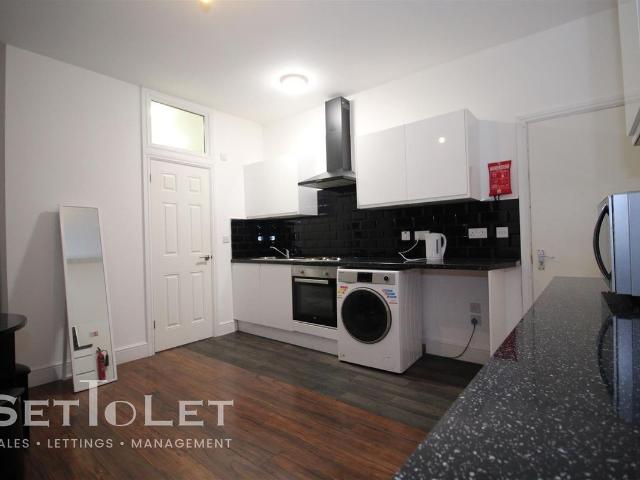 Brazil Street, Leicester LE2, 4 bed flat to rent, £1,700 pcm | PrimeLocation
