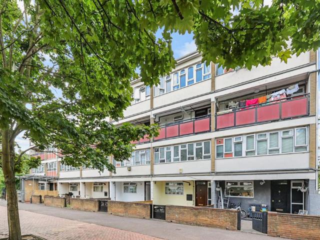 Brabazon Street, London, E14 3 bed apartment to rent £2,600 pcm £600 pw