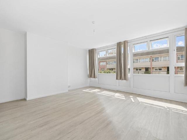 Brabazon Street, London, E14 3 bed apartment to rent £2,600 pcm £600 pw