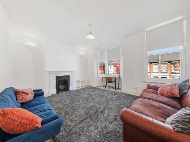Bracewell Road, London, UK, W10 3 bed flat to rent £3,200 pcm £738 pw