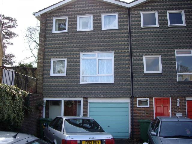 Bracknell, BerkshIre, RG12 3 bed end of terrace house to rent £1,599 pcm £369 pw