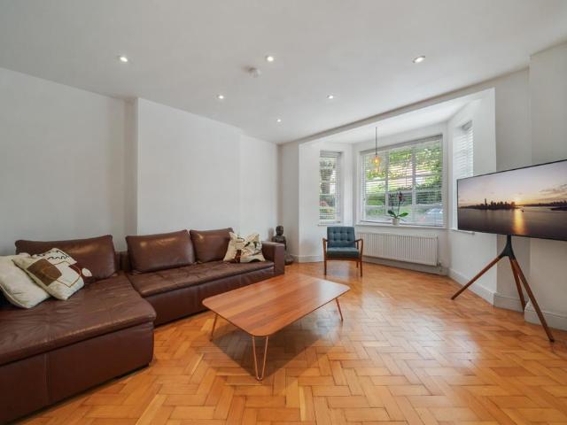 Bracknell Gate, Frognal Lane. 3 bed apartment to rent £5,000 pcm £1,154 pw