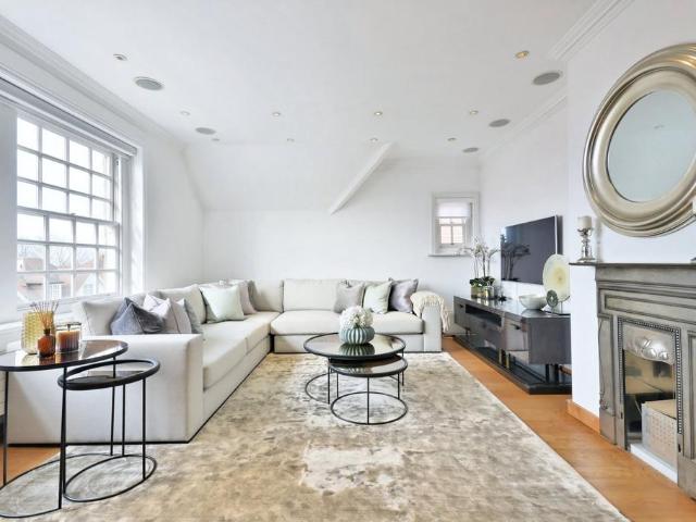 Bracknell Gardens, London, NW3 4 bed penthouse to rent £9,902 pcm £2,285 pw