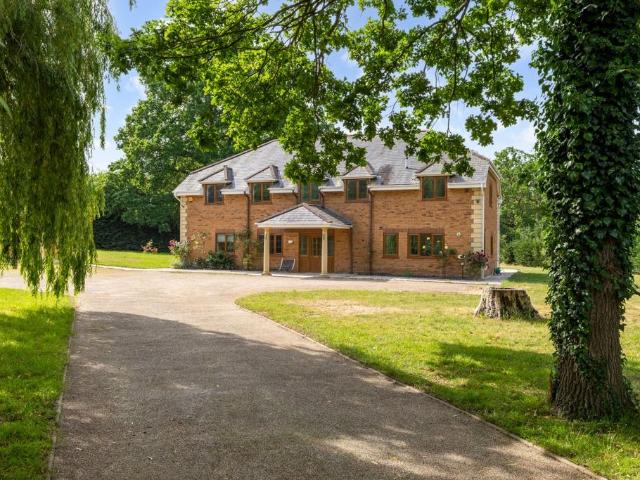Bracknell Road Warfield RG42 5 bed detached house to rent £8,500 pcm £1,962 pw