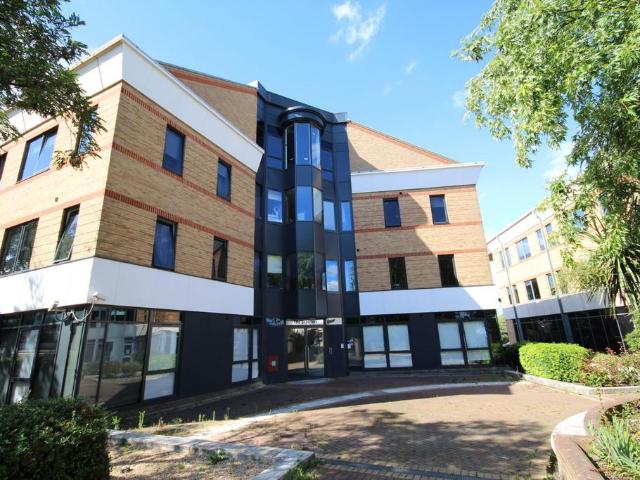 Bracknell RG12 1 bed flat to rent £1,150 pcm £265 pw