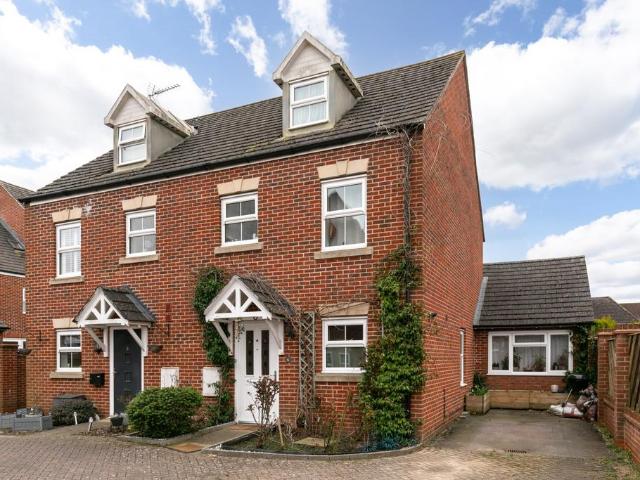 Bracknell RG12 3 bed semi detached house to rent £2,250 pcm £519 pw