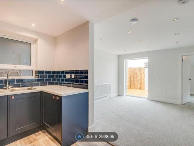 Brackendene, Hindhead GU26, 1 bed flat to rent, £1,200 pcm | PrimeLocation