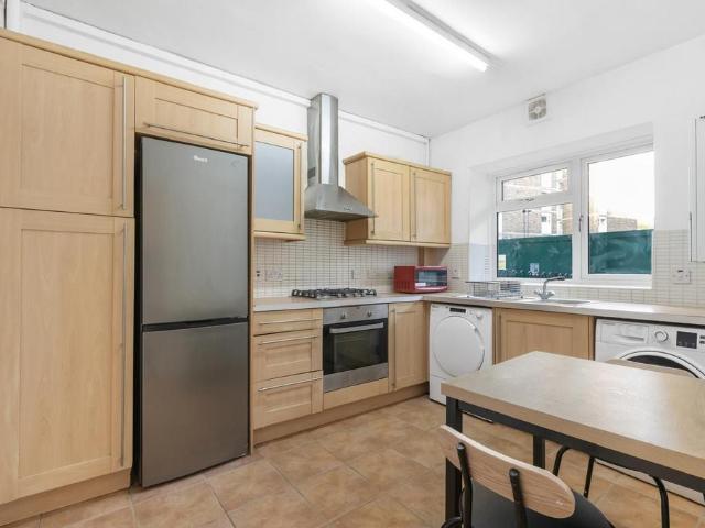 BRACKLYN COURT, WENLOCK BARN ESTATE. 3 bed flat to rent £3,189 pcm £736 pw