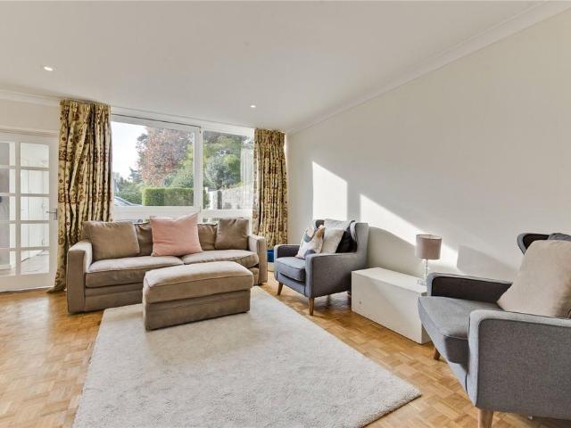 Brackley, Weybridge, Surrey, KT13 3 bed terraced house to rent £2,700 pcm £623 pw
