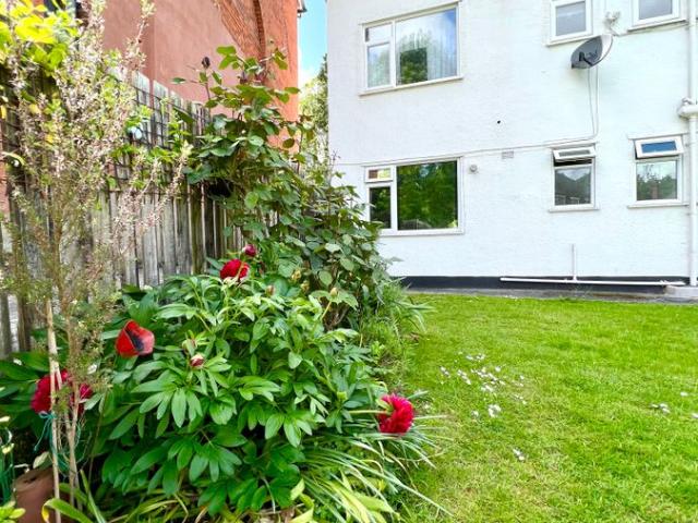 Brackley Court, Beckenham, Kent BR3, 2 bed flat to rent, £1,700 pcm | PrimeLocation