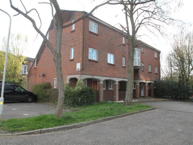 Brackley Crescent, Burnt Mills SS13, 1 bed flat to rent, £1,050 pcm | PrimeLocation