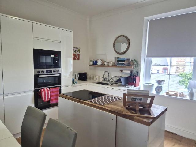 Bradenham Place, Penarth, CF64 3 bed apartment to rent £1,700 pcm £392 pw
