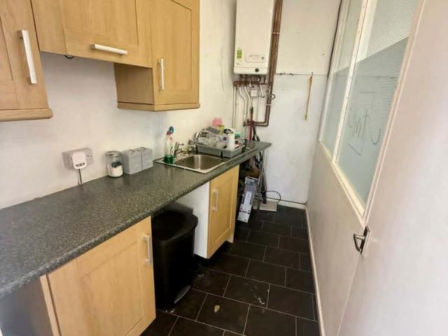 BRADFORD BD8 2 bed flat to rent £1,000 pcm £231 pw