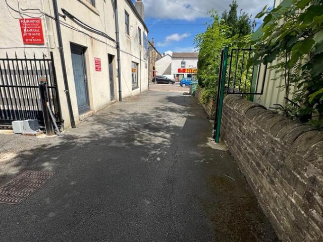 Bradford Road, Pudsey LS28, 2 bed flat to rent, £775 pcm | PrimeLocation