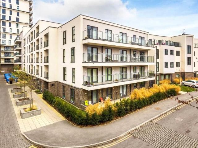 Bradfield Close, Woking GU22, 1 bed flat to rent, £1,350 pcm | PrimeLocation