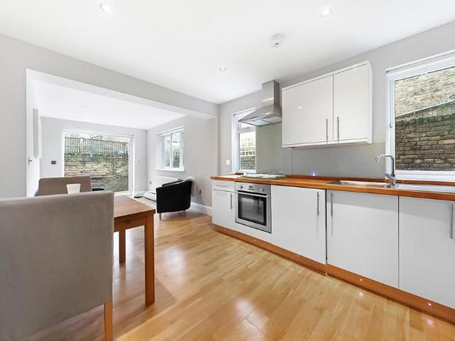 Brading Road, London 2 bed flat to rent £2,297 pcm £530 pw
