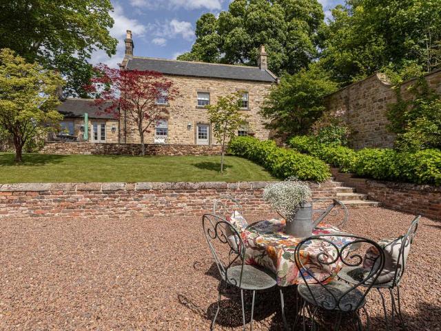 Bradley Garden House, Sled Lane. 4 bed detached house to rent £4,000 pcm £923 pw